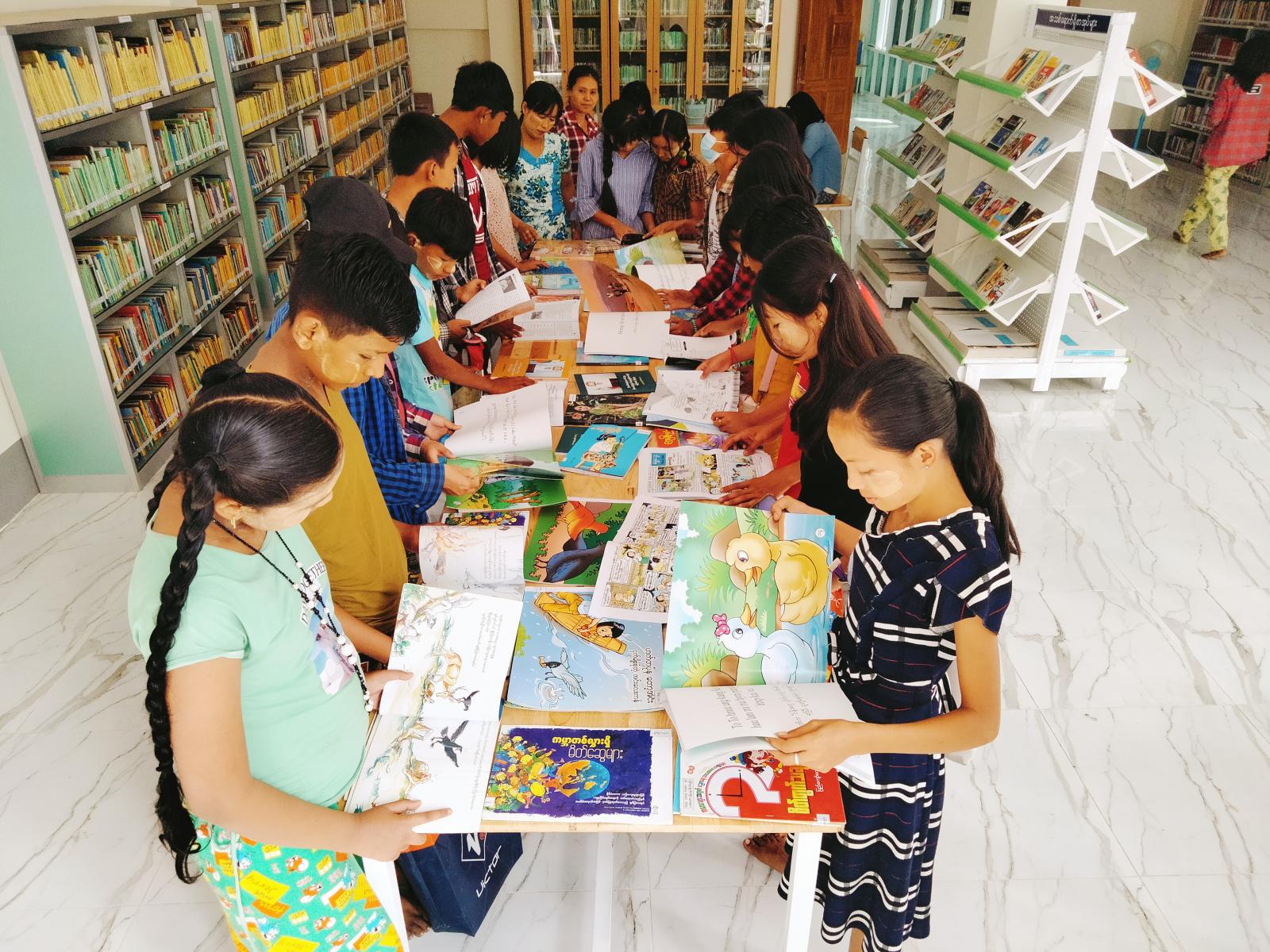 နတ်မောက်မြို့နယ်၌ ၇၇ နှစ်မြောက် တပ်မတော်နေ့အထိမ်းအမှတ် စာအုပ်စာစောင်ပ